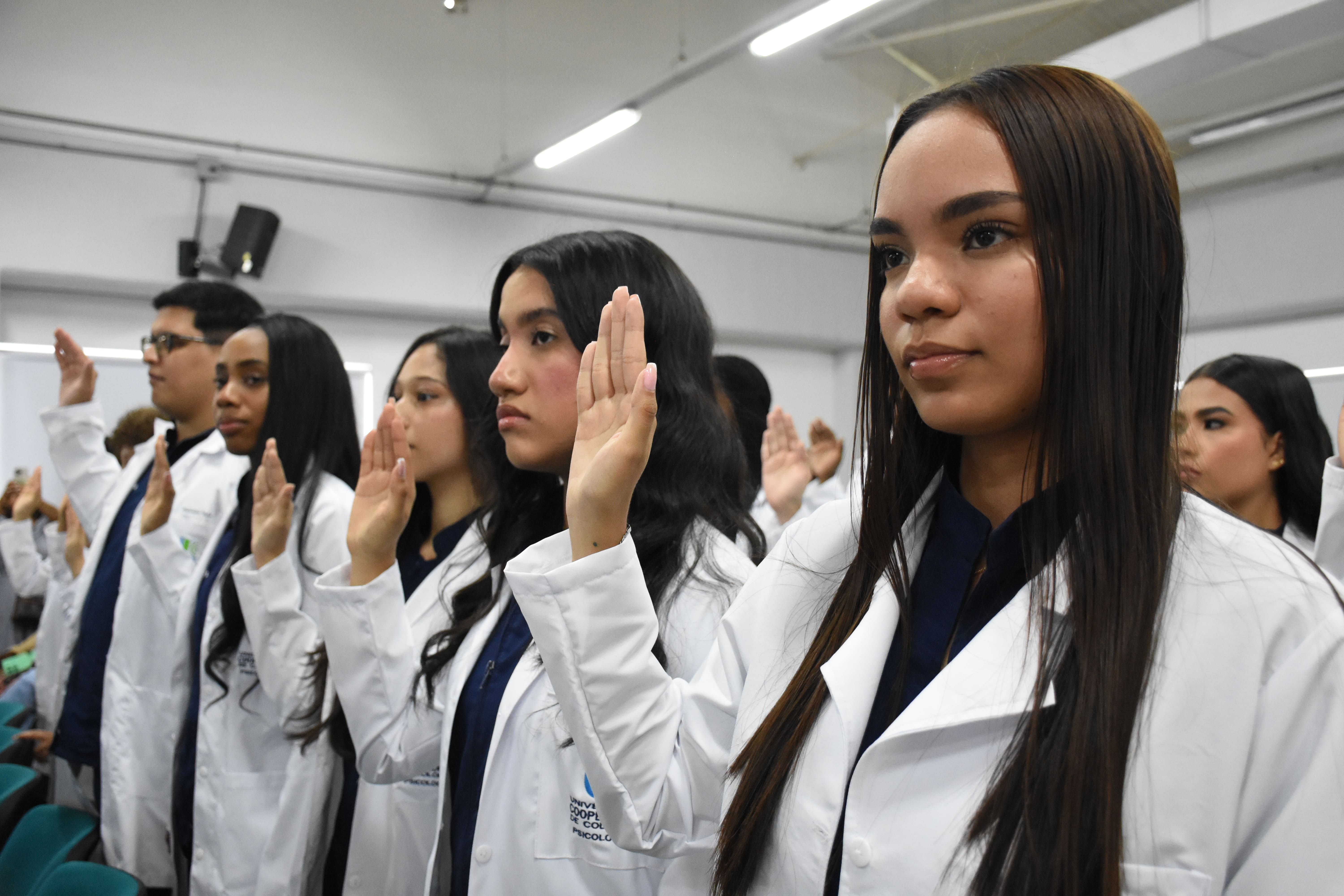 Imposición de Batas Blancas, símbolo de compromiso.
